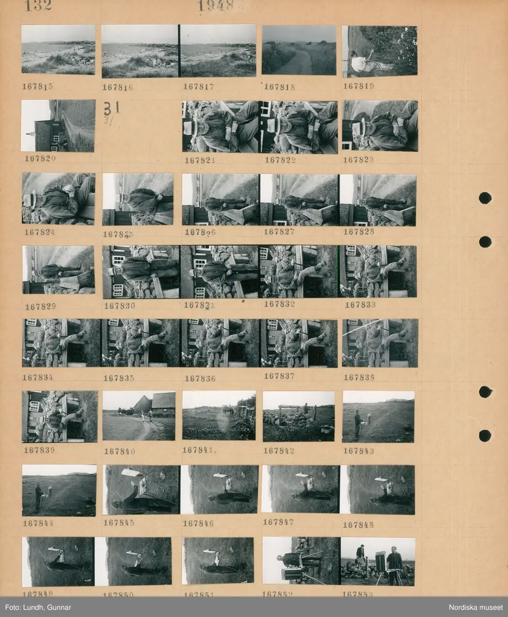 Motiv: (ingen beskrivning) ; Människor solar och badar på en badstrand ...