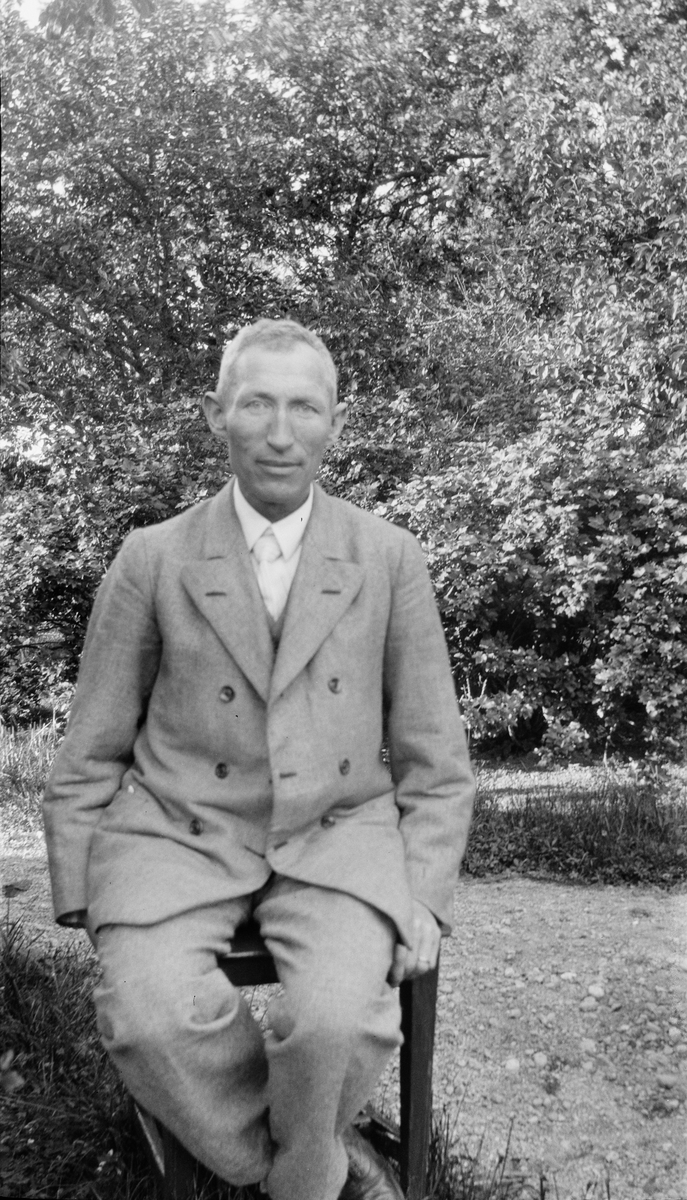 John Alinder i trädgården hos Karlinders i Drävle, Altuna socken ...