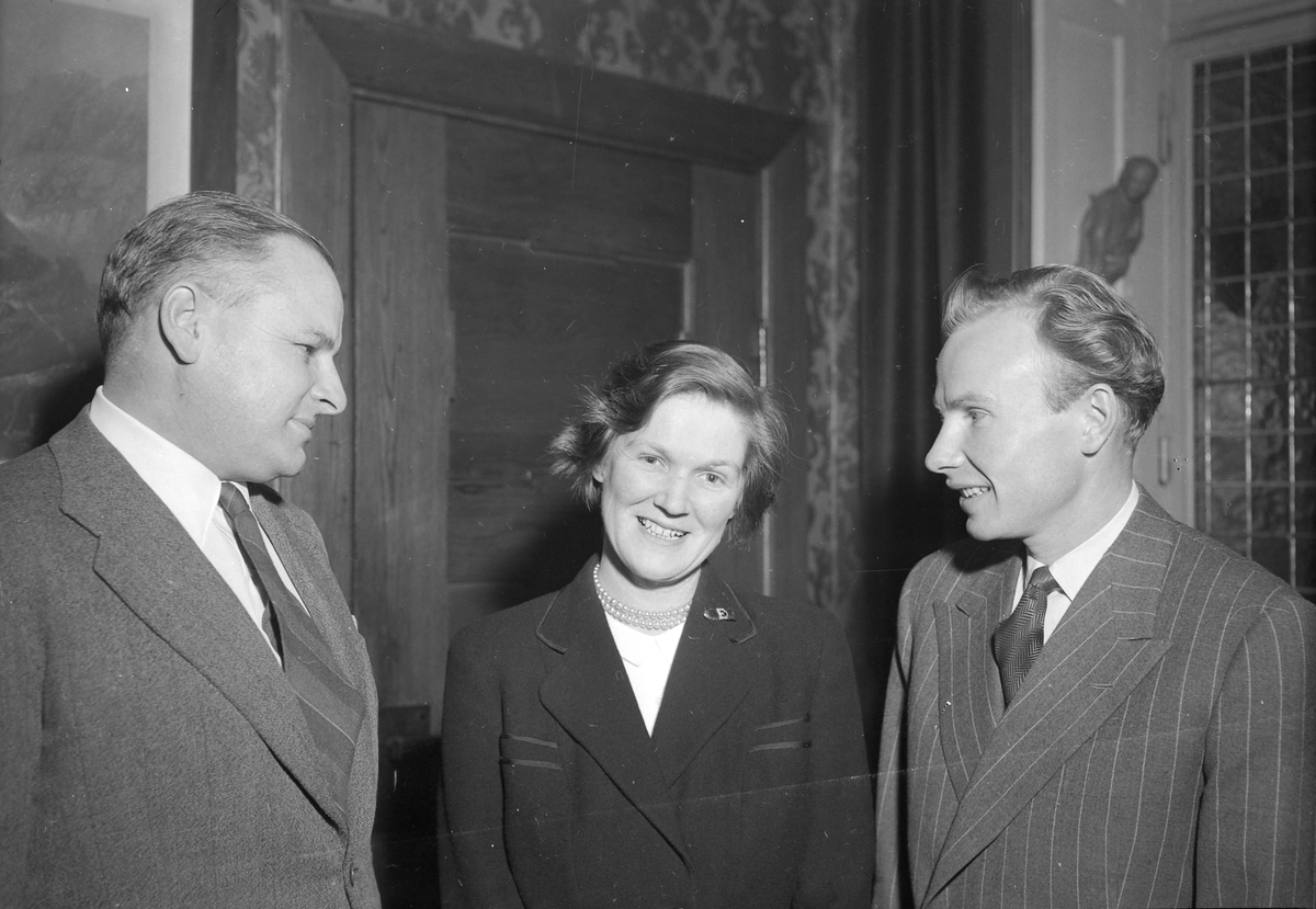 Forfatter Chester Wilmot med hustru Edith og forlagssjef Rolf Mortensen ...