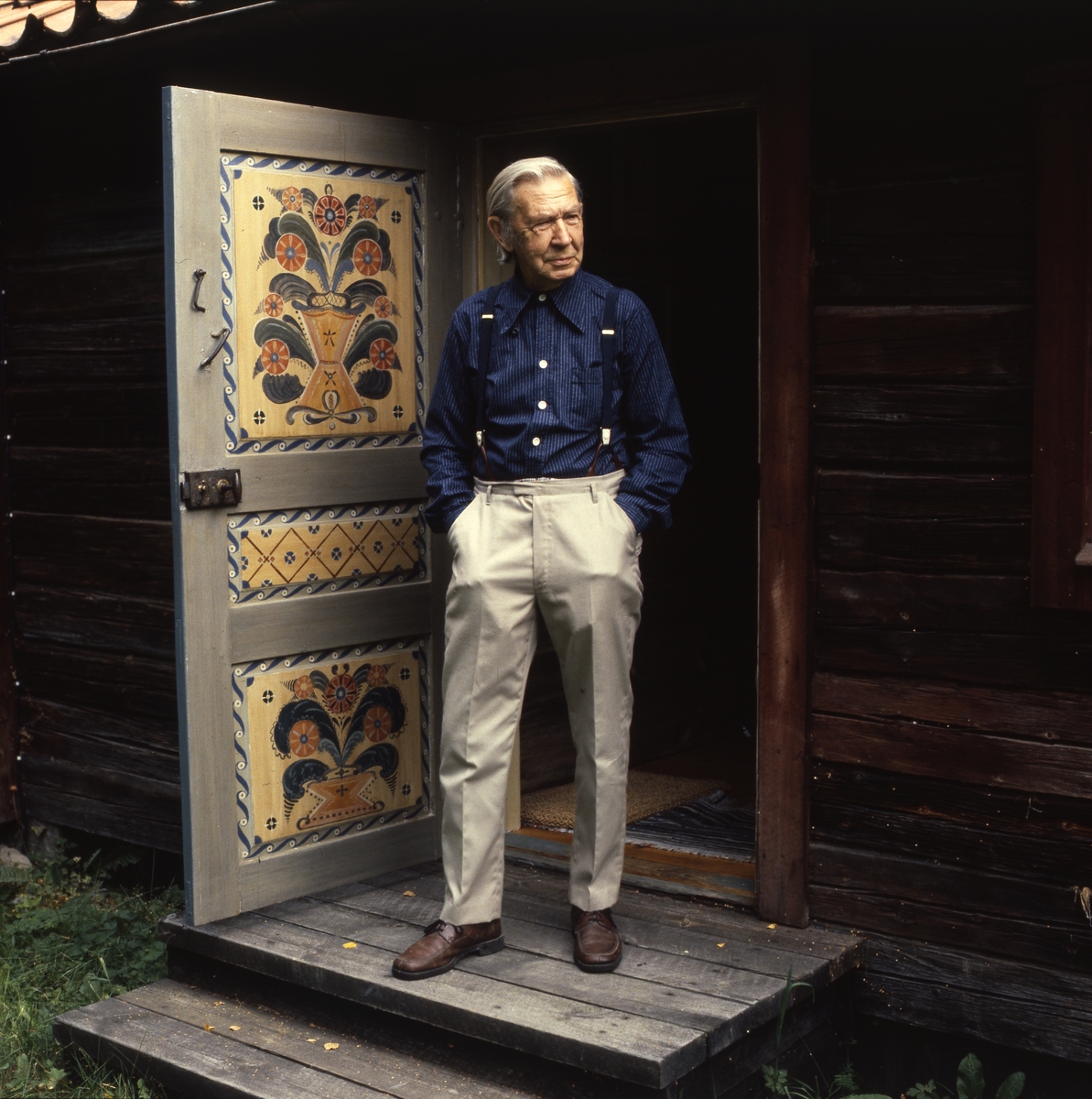 Nils Frisk vid dekormålad dörr. - Hälsinglands Museum / DigitaltMuseum