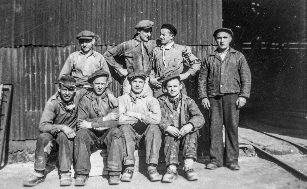 Arbeidere utenfor serie II og ovnshuset ved Nitriden. - Kraftmuseet ...