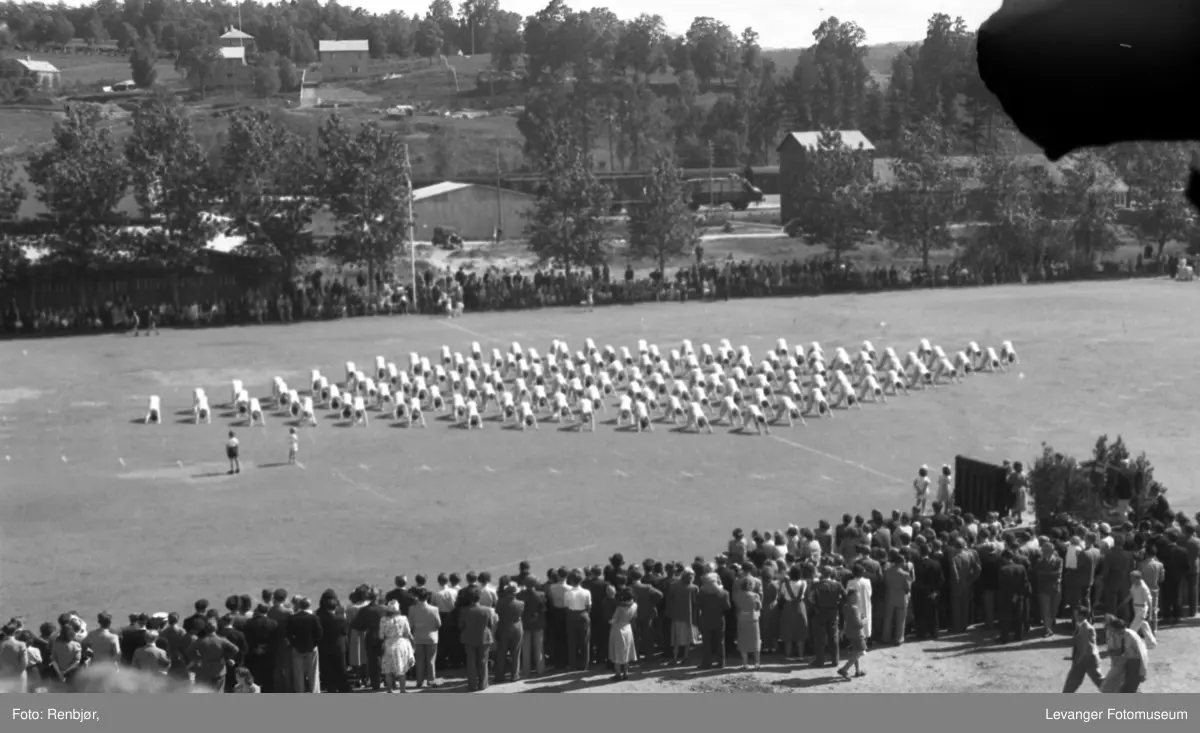 Turnstevne på Levanger stadion - Levanger Fotomuseum / DigitaltMuseum