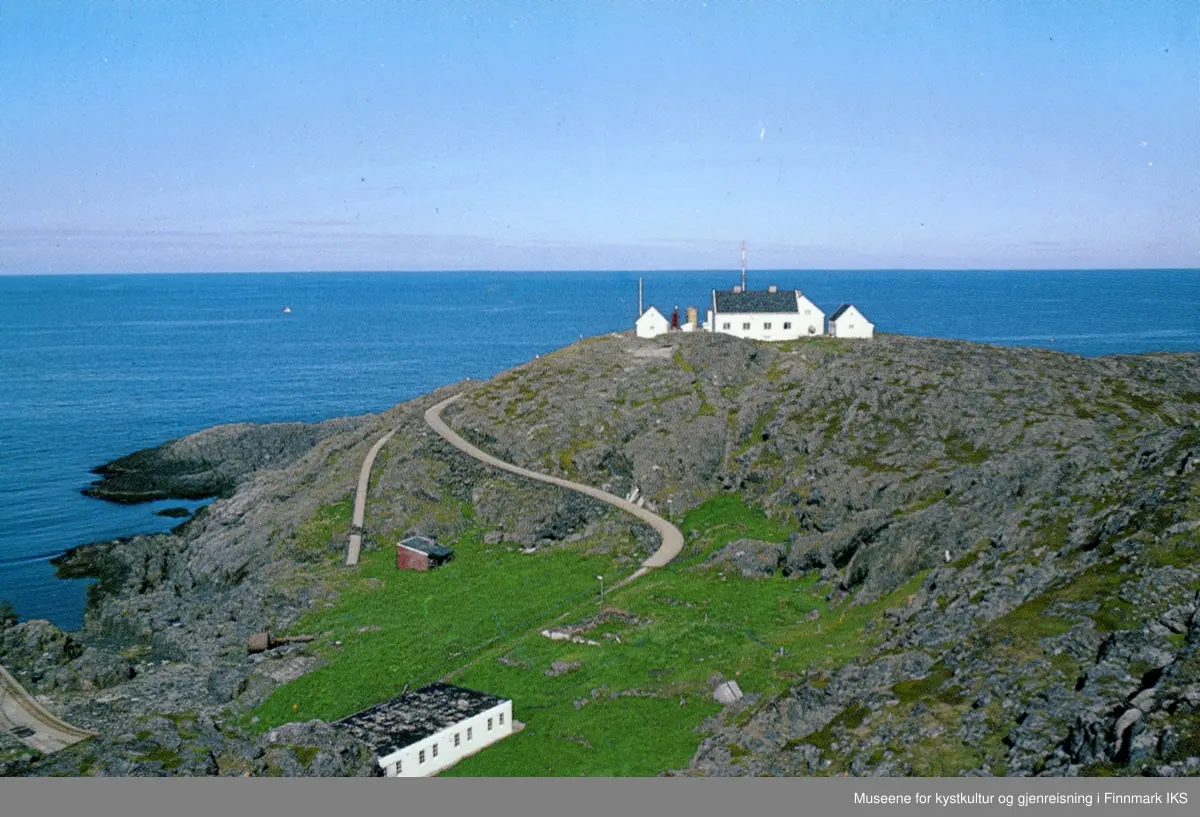 Helnes. Helnes fyr med veien mot fyret og deler av bebyggelsen ...