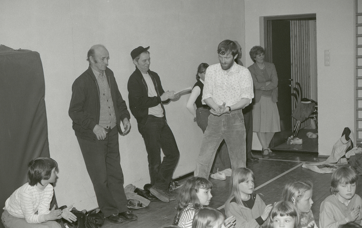 Trysil-Knut. Det danses snus-polka i gymsalen på Innbygda skole. - Anno ...