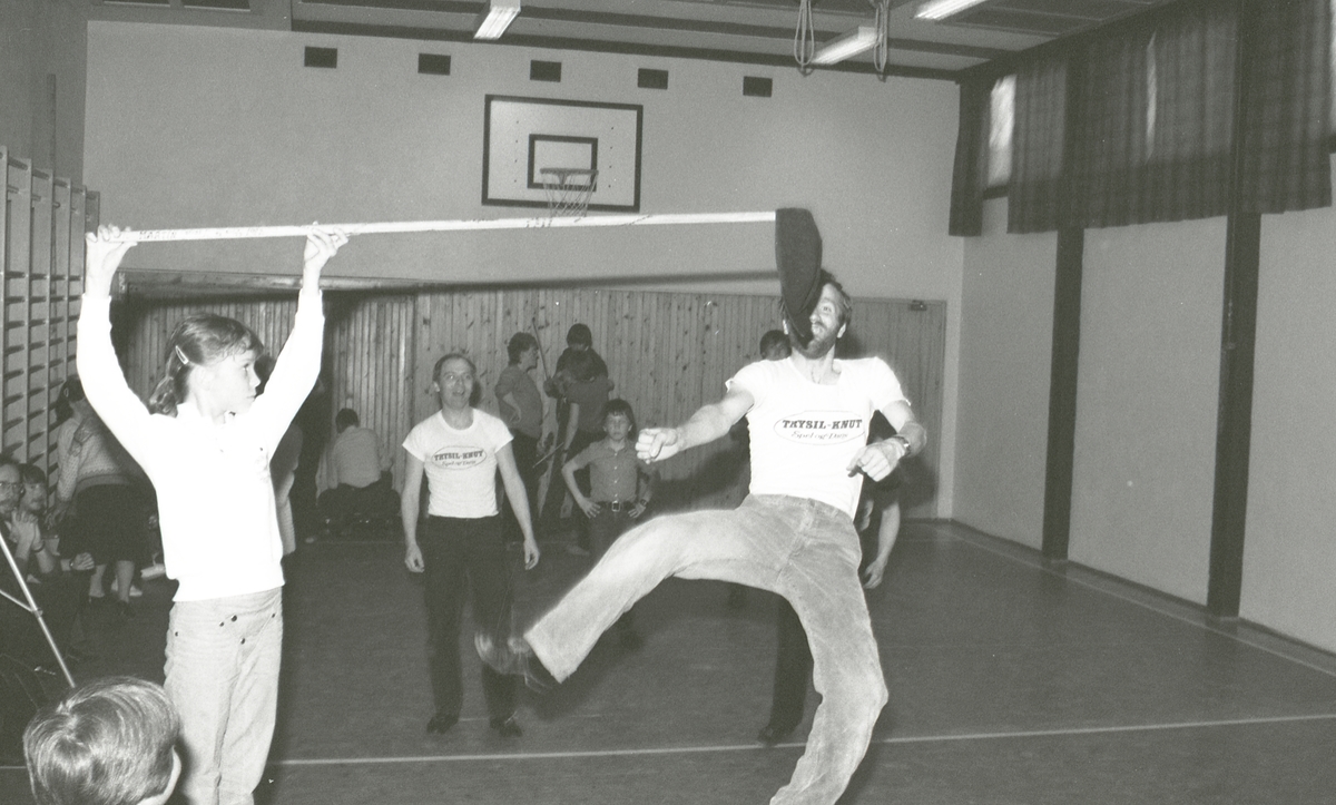 Trysil-Knut dans og spelmannslag. Hallingdans, felespill, dans og lek ...