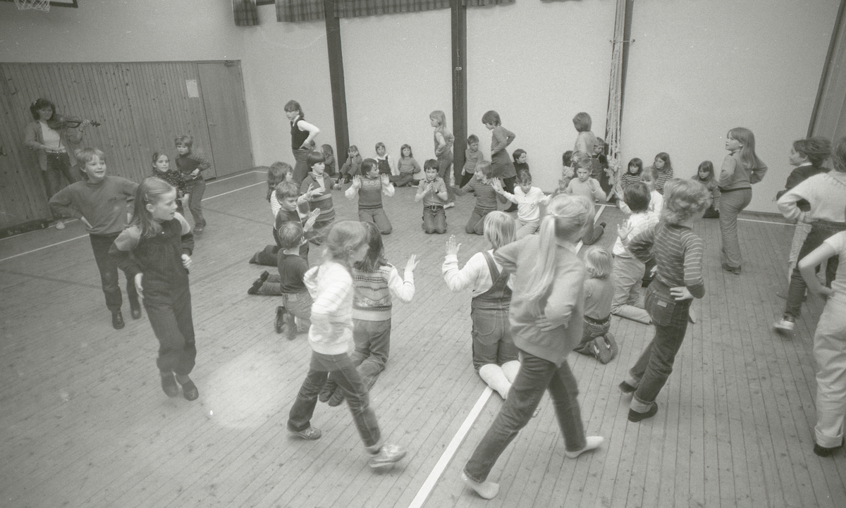Trysil-Knut. Det danses snus-polka i gymsalen på Innbygda skole. - Anno ...