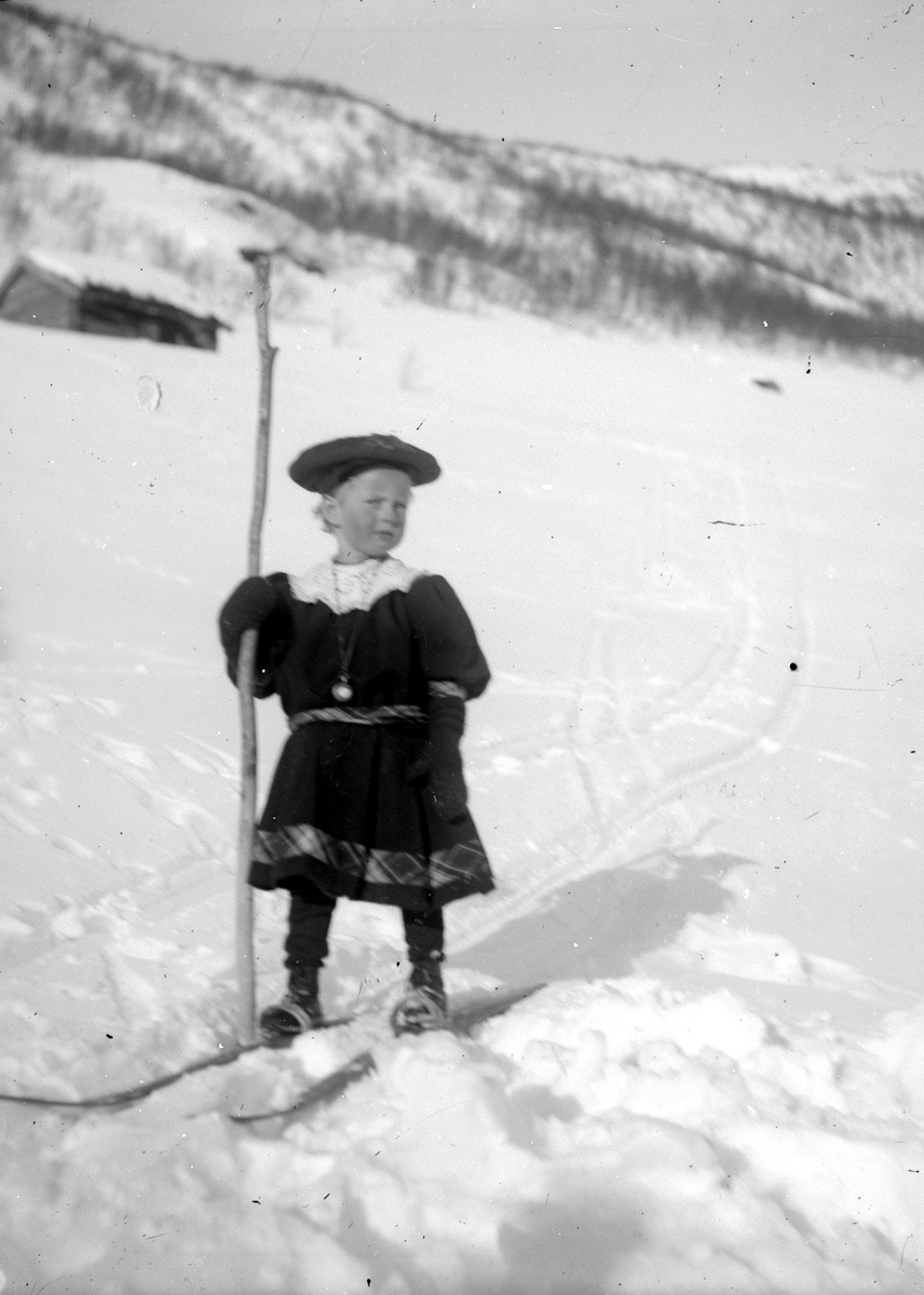 Fotoarkivet etter fotograf Aanund Olavson Edland. Portrett av Gudrun ...