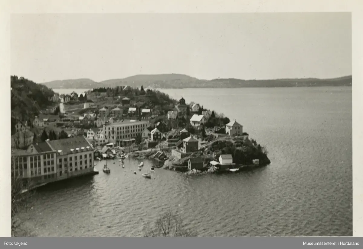 Utsikt over Salhus med Salhus Tricotagefabrik til venstre, og Salhus ...