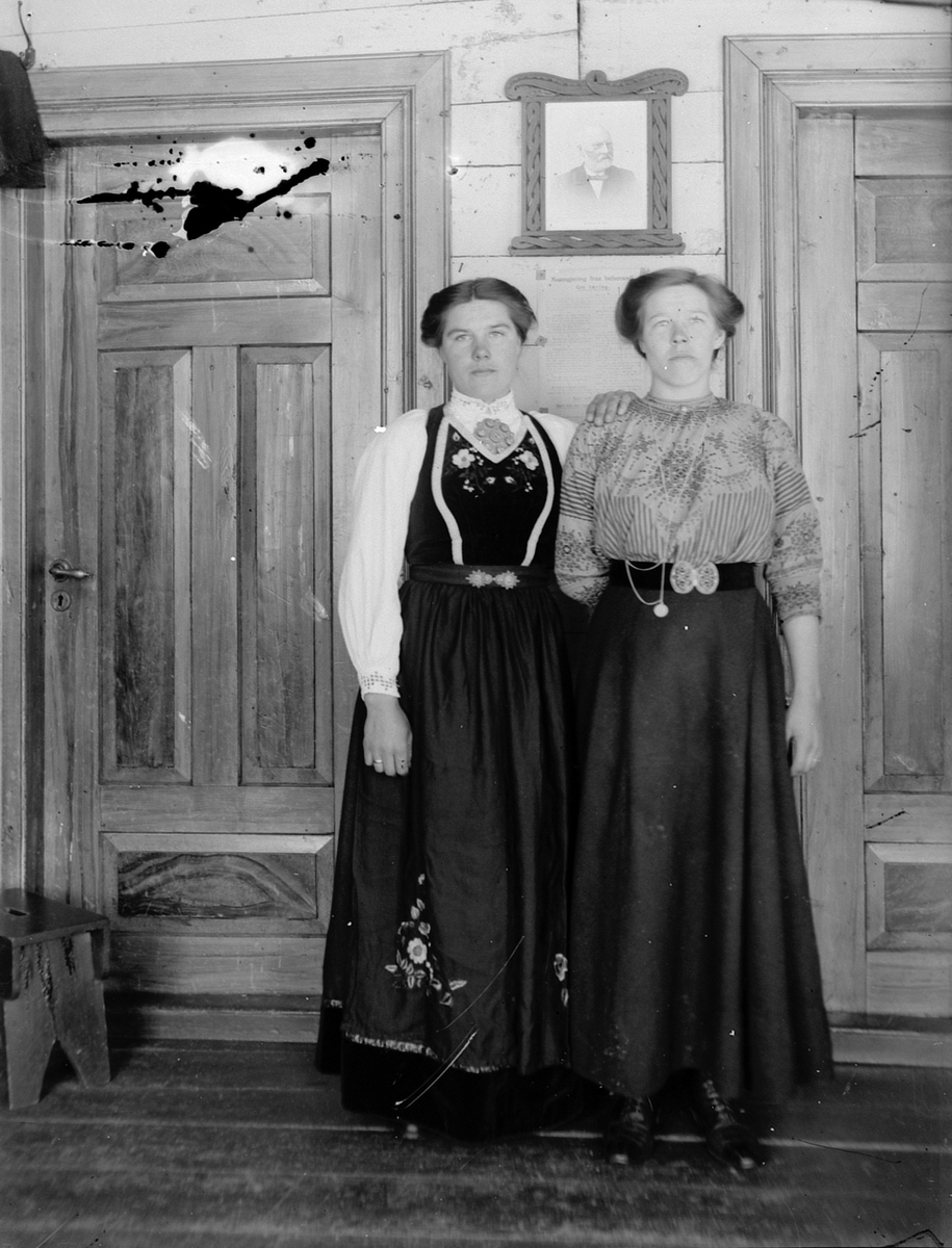 Fotoarkivet etter fotograf Aanund Olavson Edland. Portrett av Kari ...