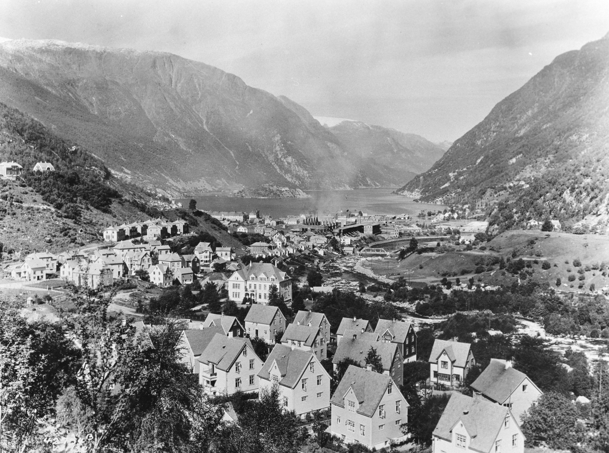 Bustadområdet Dalen med Odda sjukehus og sentrum. - Kraftmuseet ...