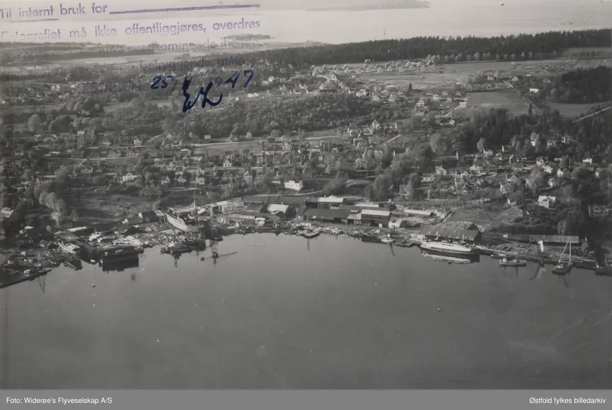 Oversiktsbilde av Moss dokk og verft på Jeløya. Flyfoto 1947. - Østfold ...