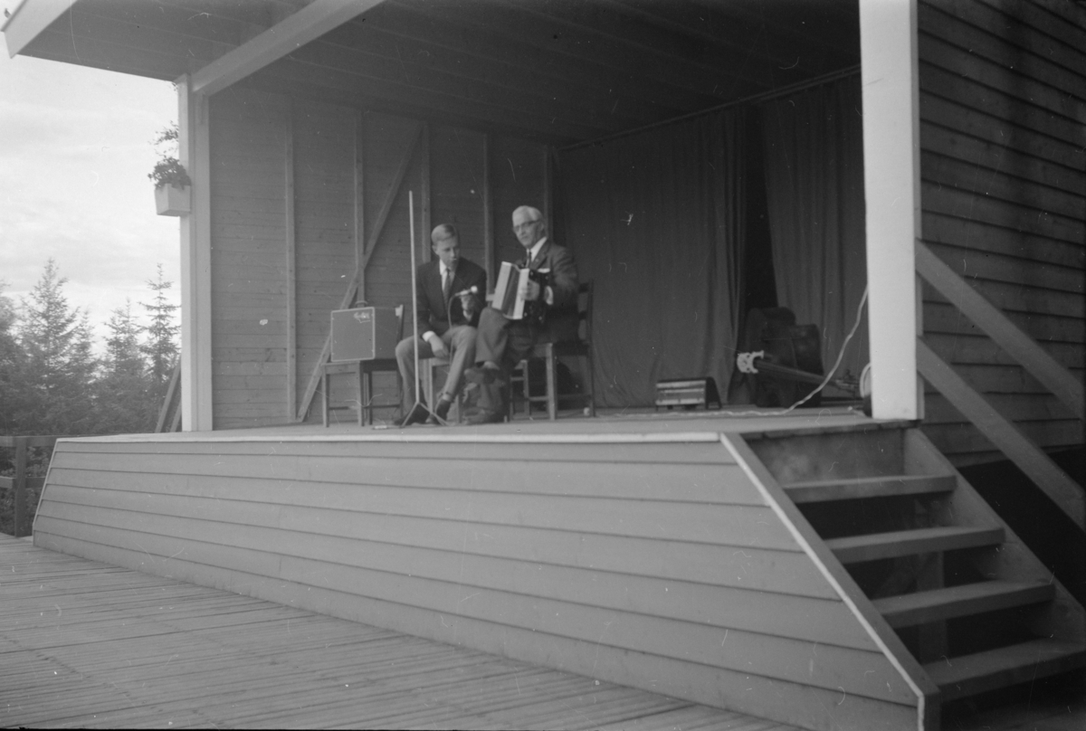 Carl Jularbo spiller på Svenskehaugen, Østre Gausdal - Maihaugen ...