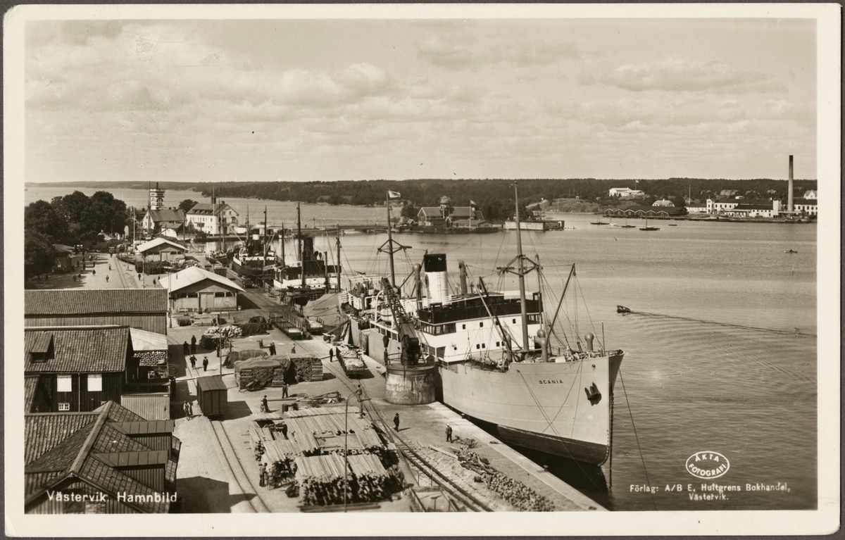 Vy över Västerviks hamn med fartygen "Scania" och "Kalmarsund IX ...