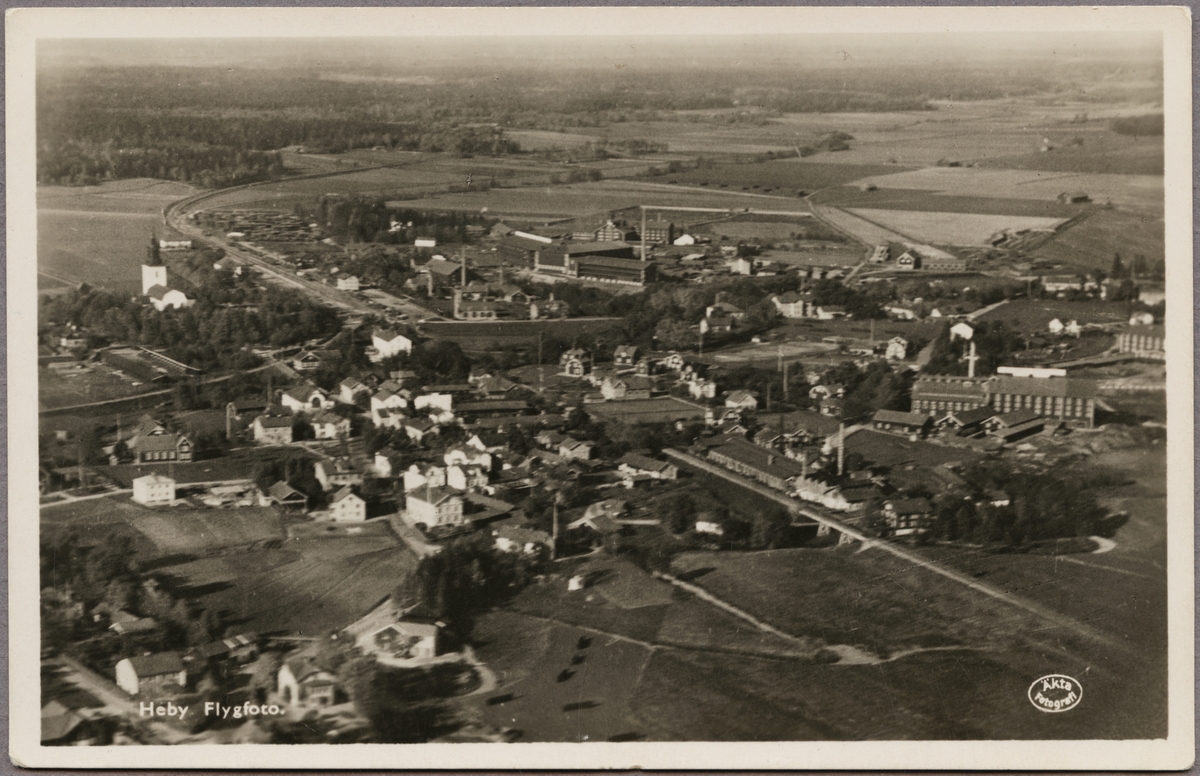 Flygfoto över Heby. - Järnvägsmuseet / DigitaltMuseum