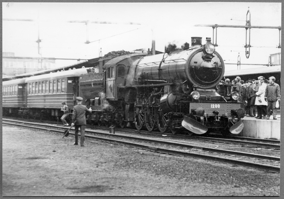 Statens Järnvägar, SJ F1200 med extratåg till Gävle på Stockholms ...