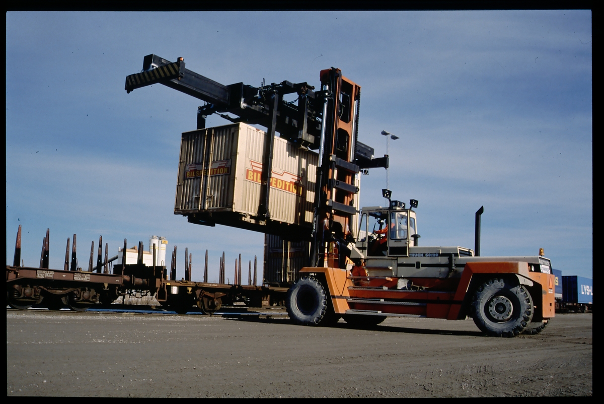 Lastning/lossning av container med truck. - Järnvägsmuseet / DigitaltMuseum