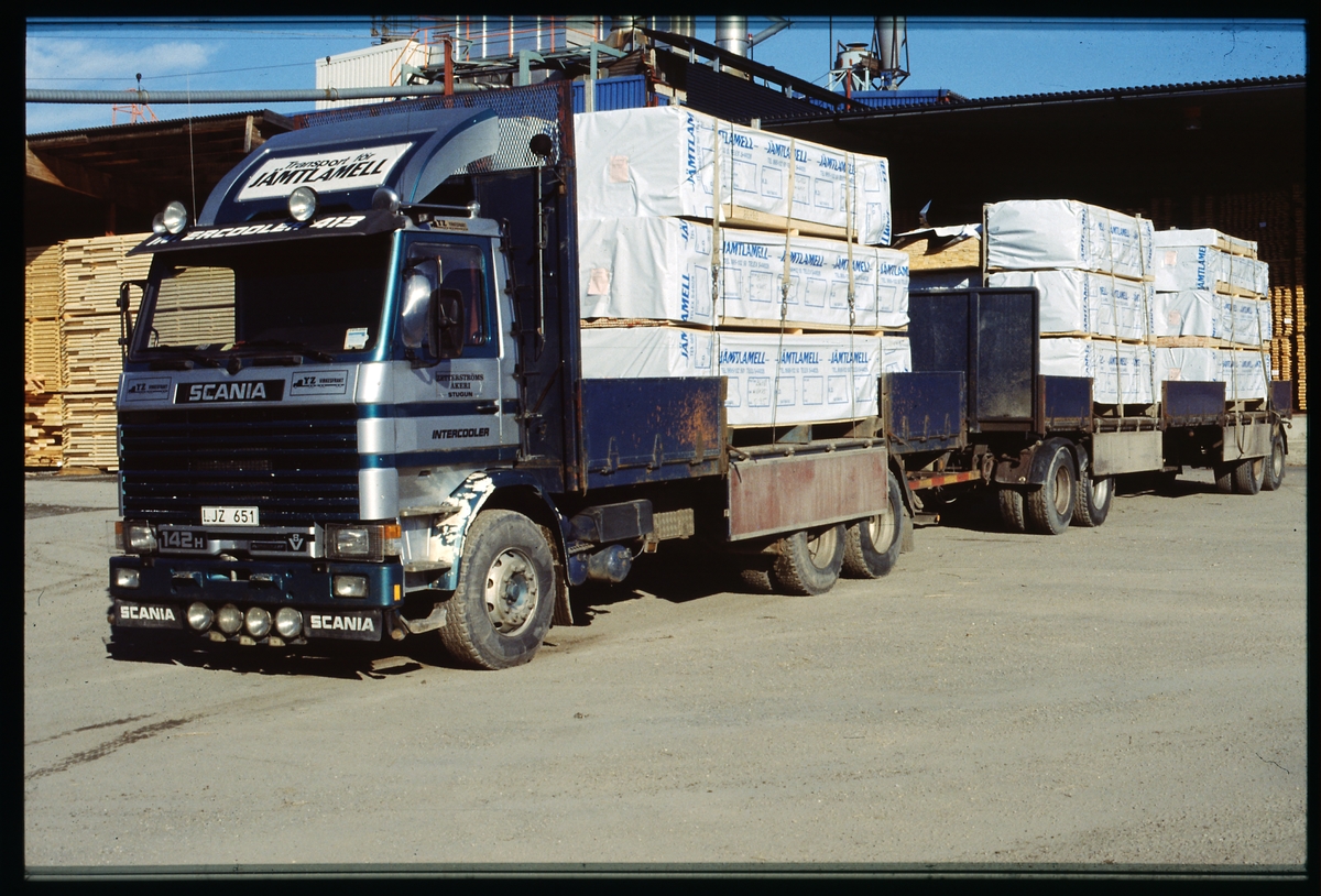 Lastbil Scania 142h med last. - Järnvägsmuseet / DigitaltMuseum