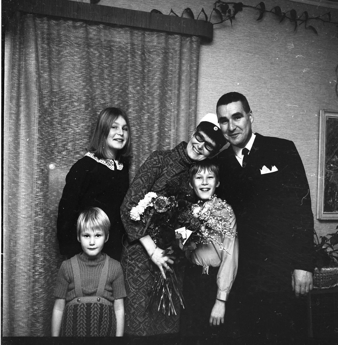 En glad student, Anna-Lisa Forsberg med studenmössa på huvudet och ...