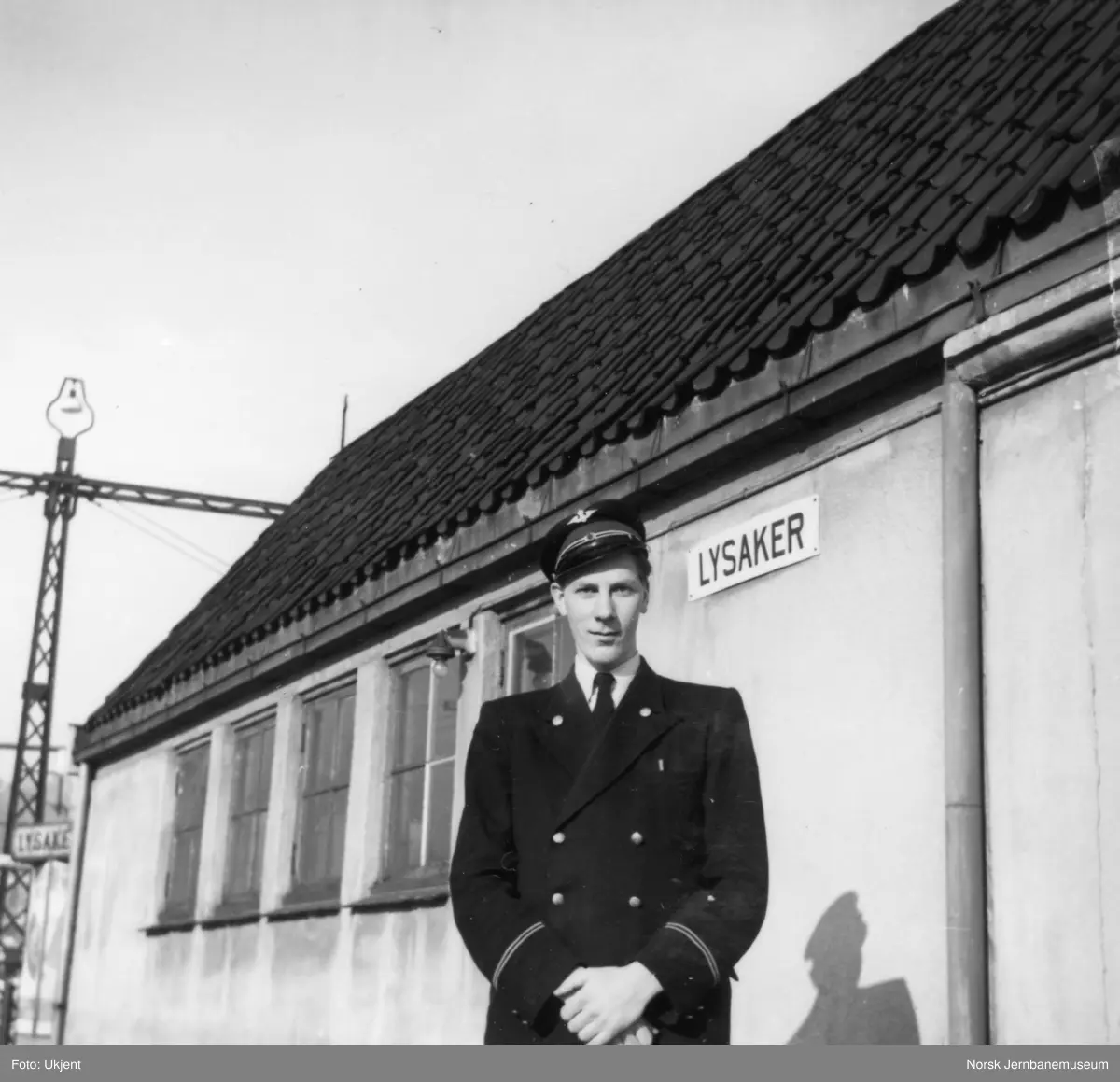 Telegrafist Kåre Moen på Lysaker stasjon. - Norsk Jernbanemuseum ...