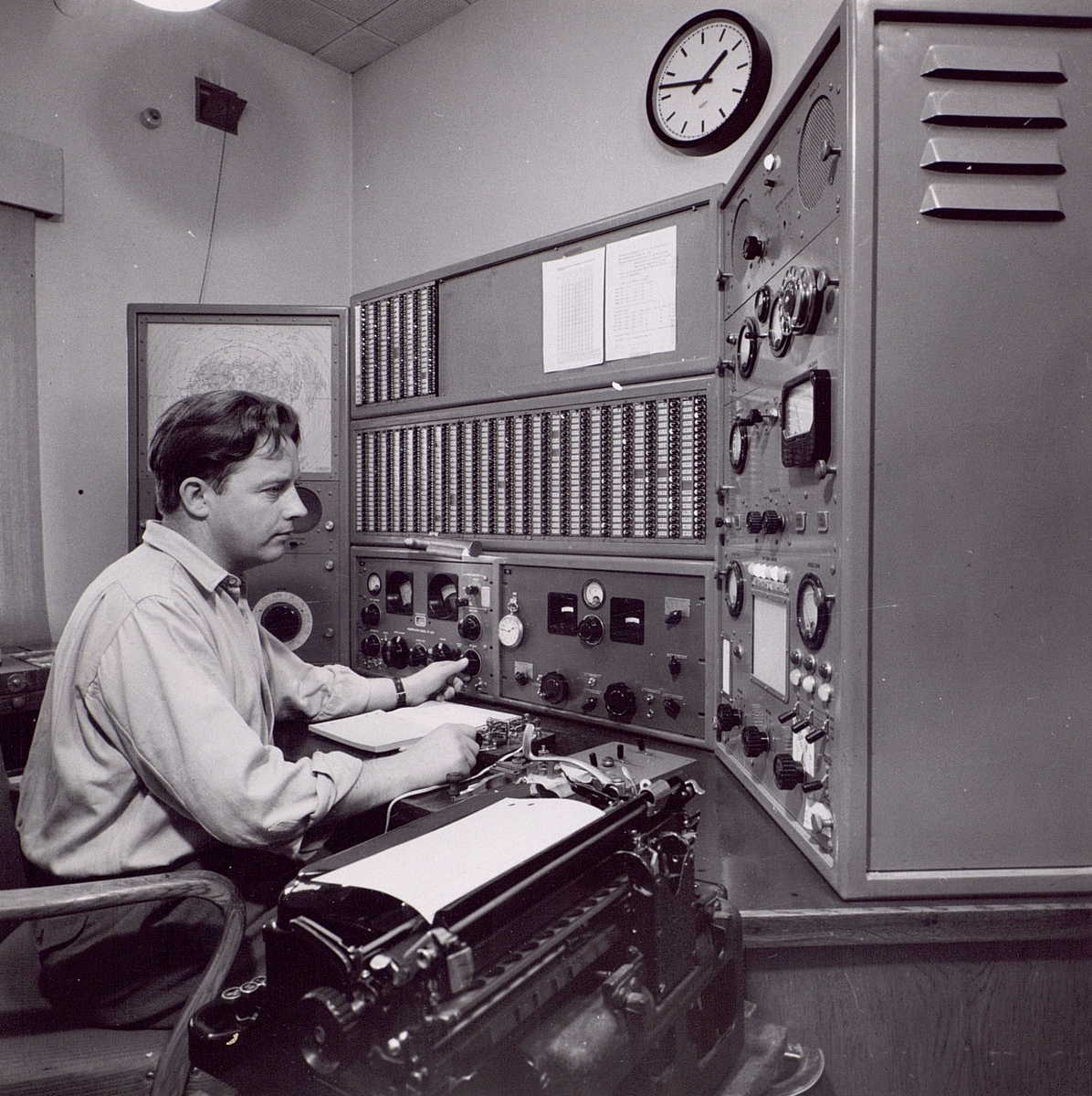 Onsala Kustradio Radiotelegrafist Stig Linde. - Tekniska museet ...