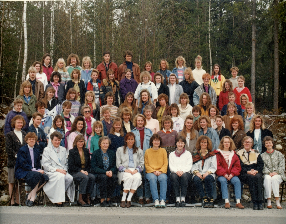 Buskerud husflidsskole 1989/90. 1. rekkje frå v.: Ingrid Joranger ...