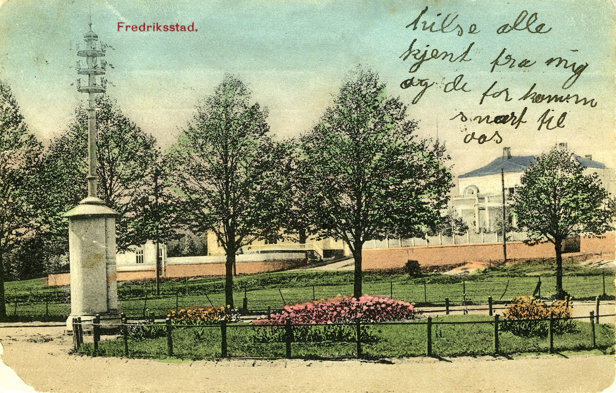 Fredrikstad, Vestsiden, Cicignon, Jernbaneparken. Husene i bakgrunnen ... Fredrikstad, Vestsiden, Cicignon, Jernbaneparken. Husene i bakgrunnen ...