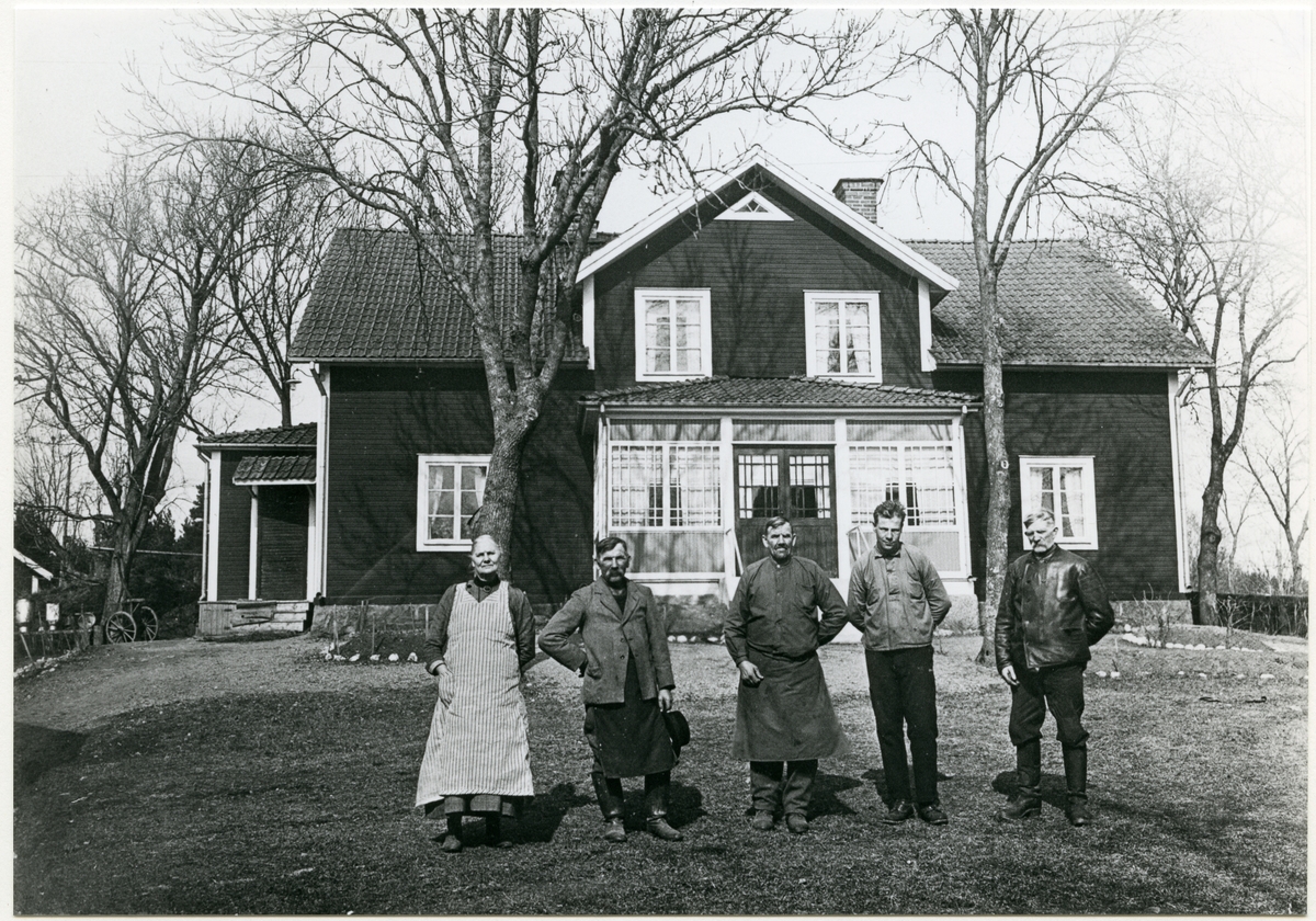 Irsta sn, Olsta gård. Familjen Karlsson utanför bostaden i Olsta ...