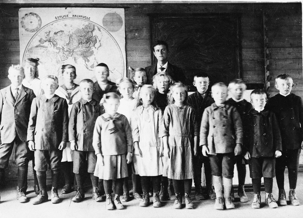Elevane frå Tjåland og Kartevoll skolekrets i 1922. Lærar er Jakob ...