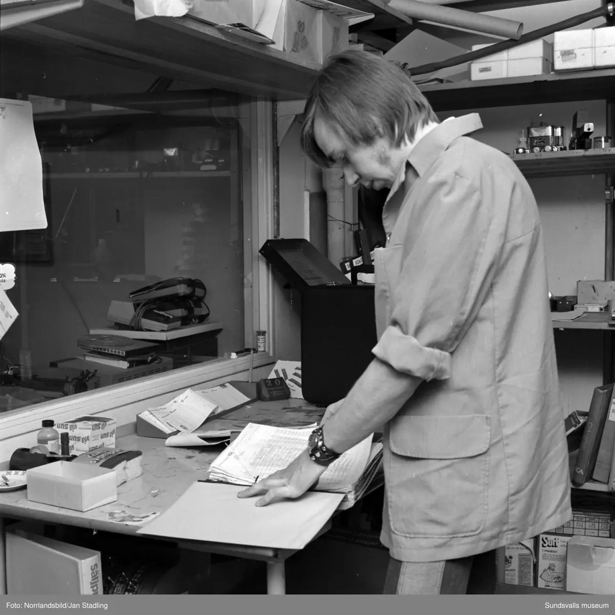 Eko Livs på Bergsgatan, lagerarbete. - Sundsvalls museum / DigitaltMuseum