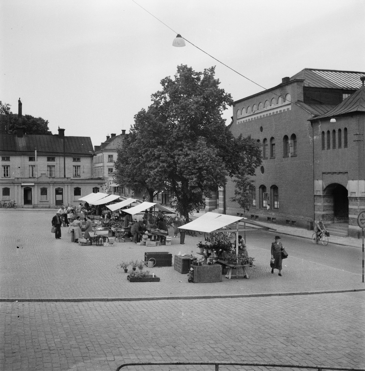 S:t Eriks torg och Saluhallen, Uppsala 1950 - Upplandsmuseet ...