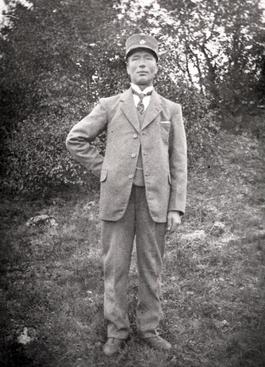 Portrett i helfigur av Per Garvik. - Valdres Folkemuseum / DigitaltMuseum