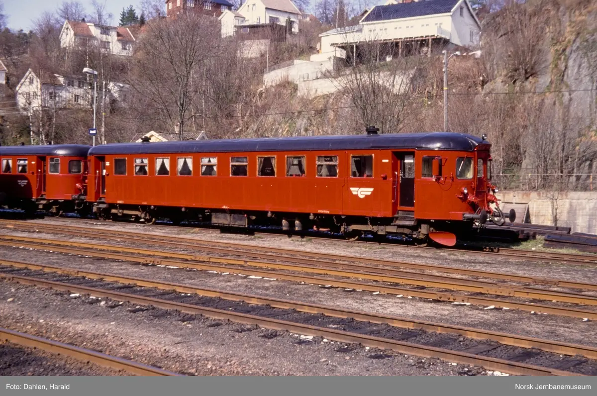 Dieselmotorvogn BM 86 11 med styrevogn BFS 86 98 på Arendal stasjon ...