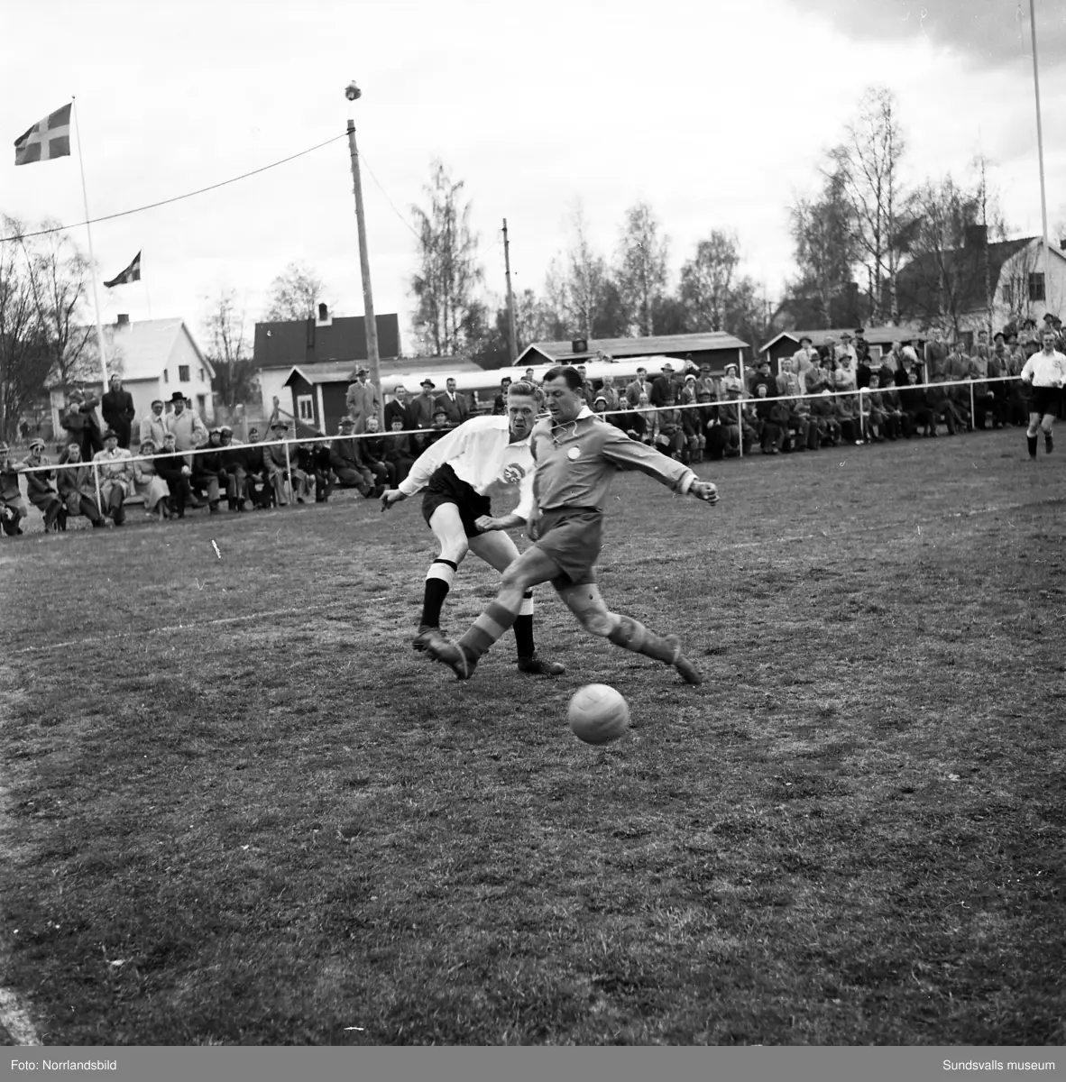 Fotbollsmatch Fagervik-SAIK, på fotbollsplanen i Bergeforsen ...