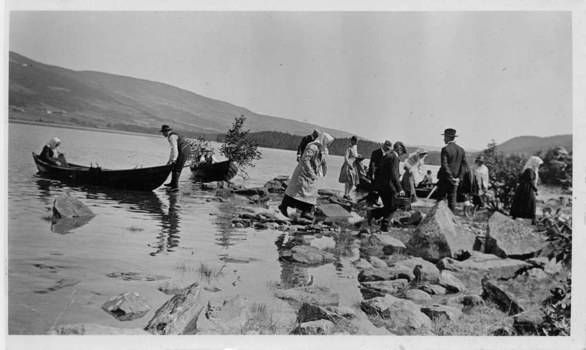 Brudeferd på Slidrefjorden den 16. juni 1932. Brudefølge går i land på ...