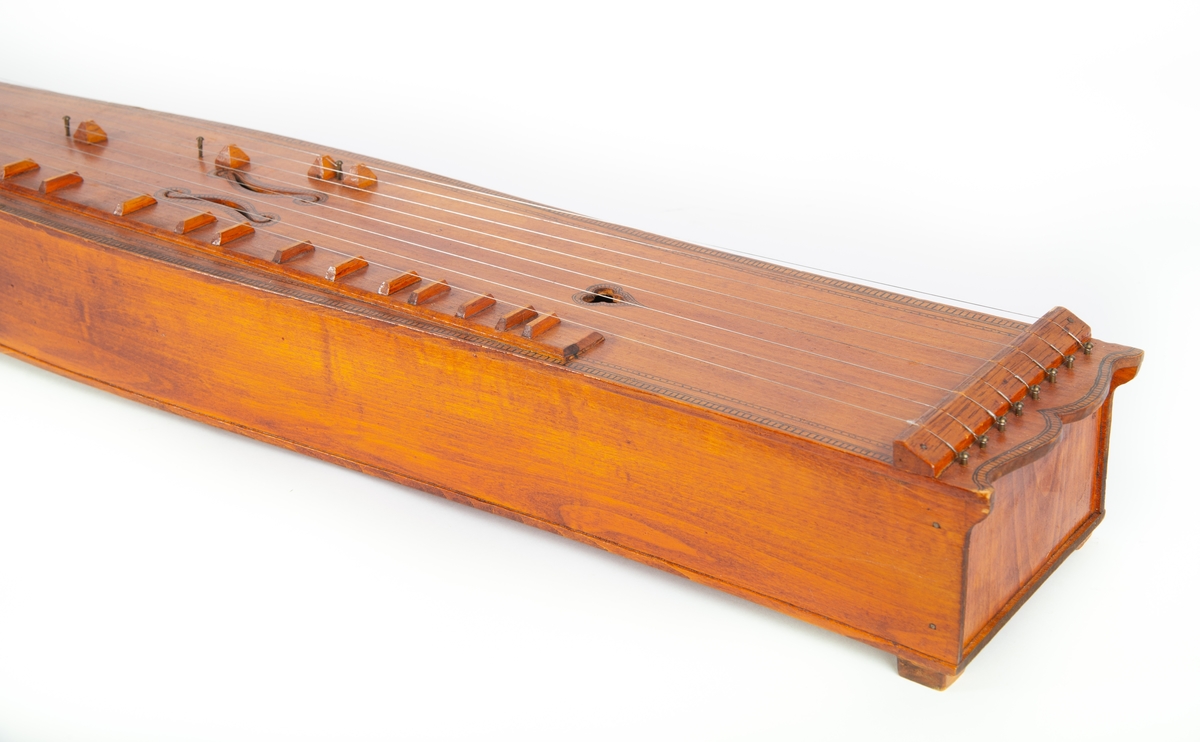 Langeleik - Valdres Folkemuseum / DigitaltMuseum