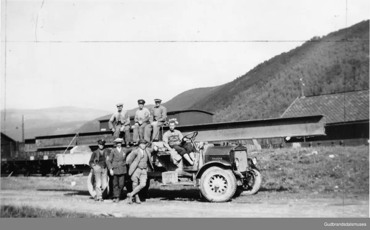 Transport av bjelkar til Tora bru. Sjåfør er Karl Bøje (f. 1907 ...