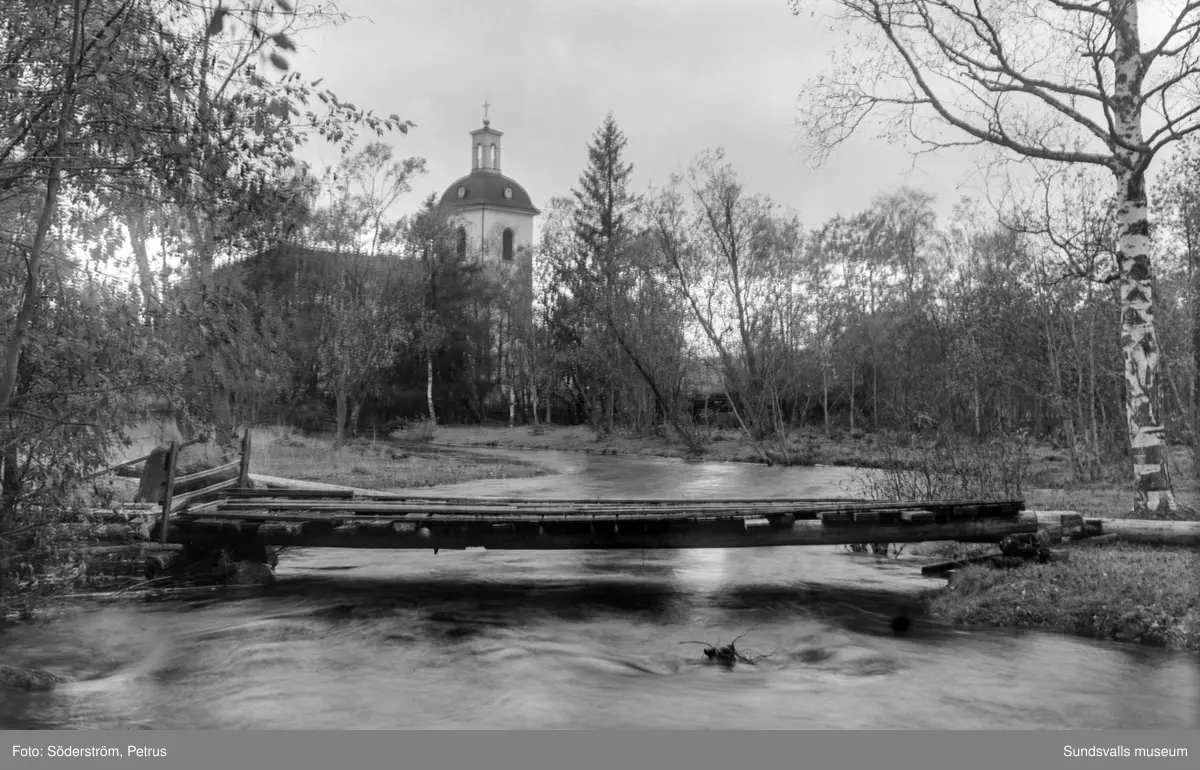 Kvarnån med bro och Indals kyrka i bakgrunden. - Sundsvalls museum ...