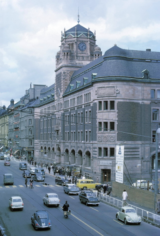 Posthusets fasad mot Vasagatan, fotograferad från Klarabergsviadukten ...
