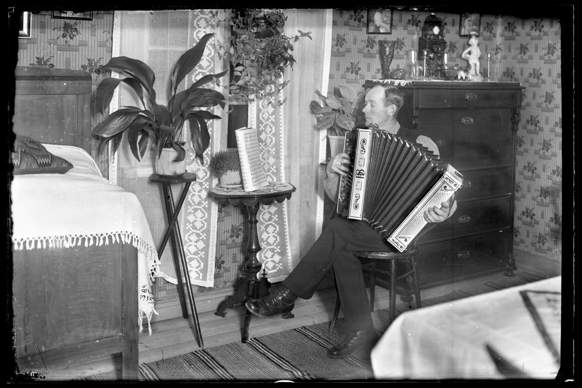 Man spelar dragspel - Västergötlands museum / DigitaltMuseum