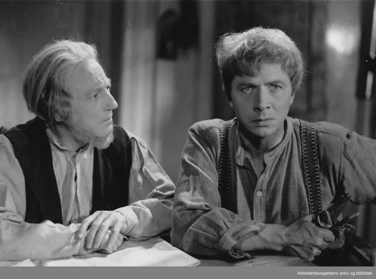 Stillsfoto fra Tancred Ibsens spillefilm "Tørres Snørtevold". Alfred ...
