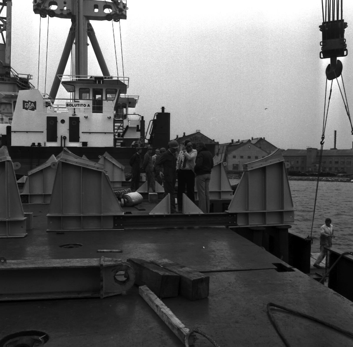 CG 27 Lyft av CG 27 till lastfartyg - Marinmuseum / DigitaltMuseum