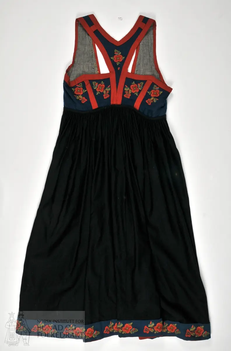 Livstakk - Norsk institutt for bunad og folkedrakt / DigitaltMuseum