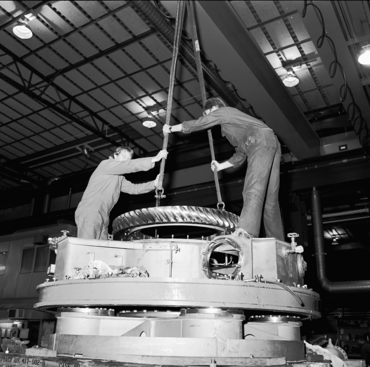 Lyft av motor till 1471 Landsort - Marinmuseum / DigitaltMuseum