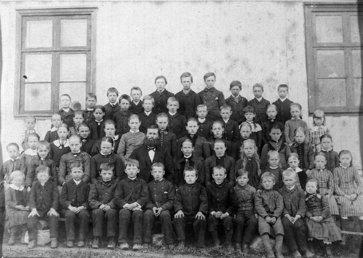 Asak skole 1890. Lærer Bakke Skolebilde med lærere og elever oppstilt ...