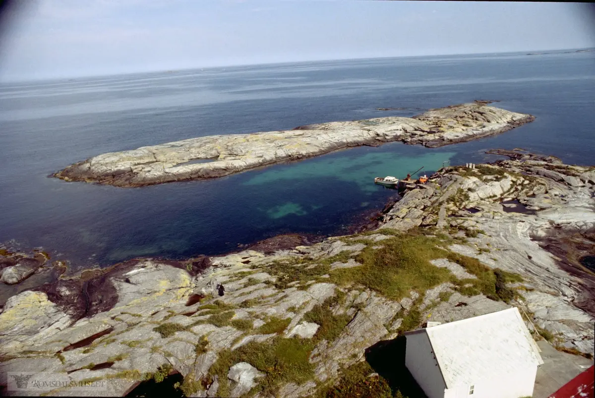 Flatflesa Fyr ..Langflesa, og lagunen mellom denne og flatflesa. Det ...