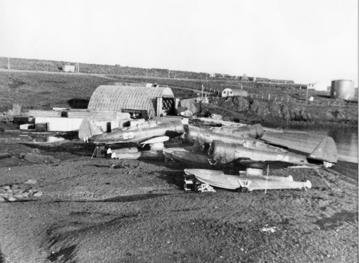Fra 330 skvadron på Island, mai 1941. Flåten med Northrop-fly bygges ...