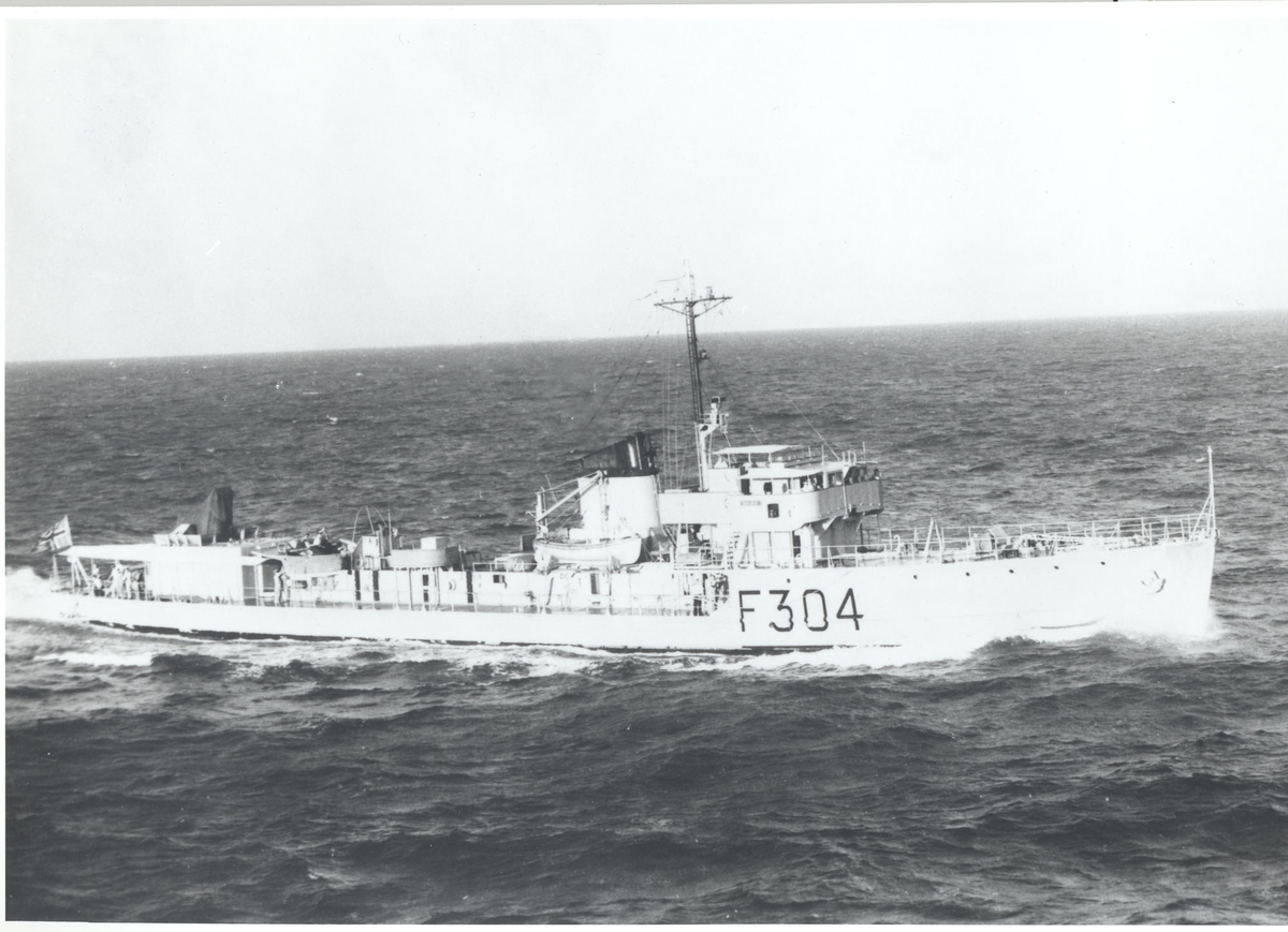 Fregatten KNM "Balder" under fart, styrbord side - Forsvarets museer ...