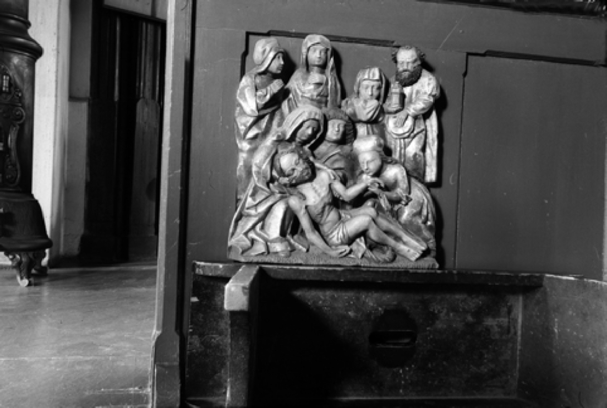 FURNES KIRKE i Ringsaker. TRESKULPTUR. JESUS. 7 DISIPLER. - Anno ...