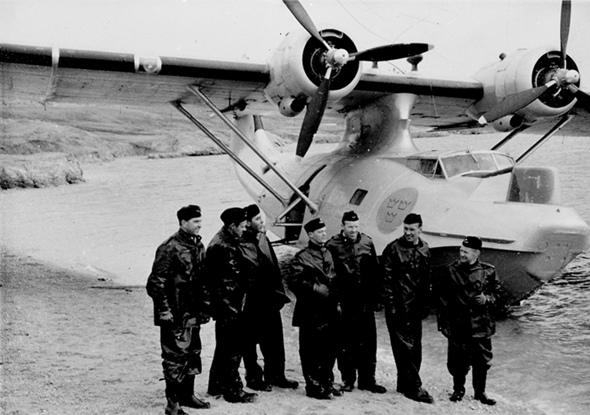 Besättning framför Tp 47 Catalina - Flygvapenmuseum / DigitaltMuseum