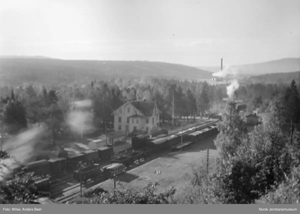 Oversiktsbilde over Rena stasjon - Norsk Jernbanemuseum / DigitaltMuseum